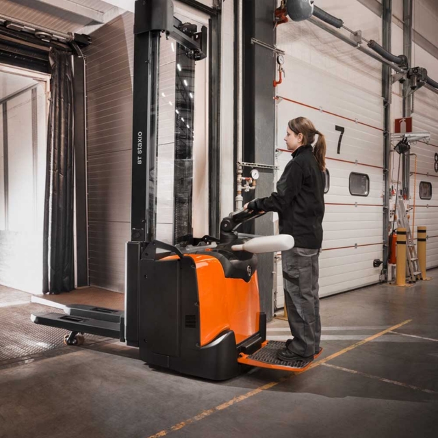 Toyota BT Staxio platform stapelaar SPE120L-200L | Grobeco Heftrucks B.V.